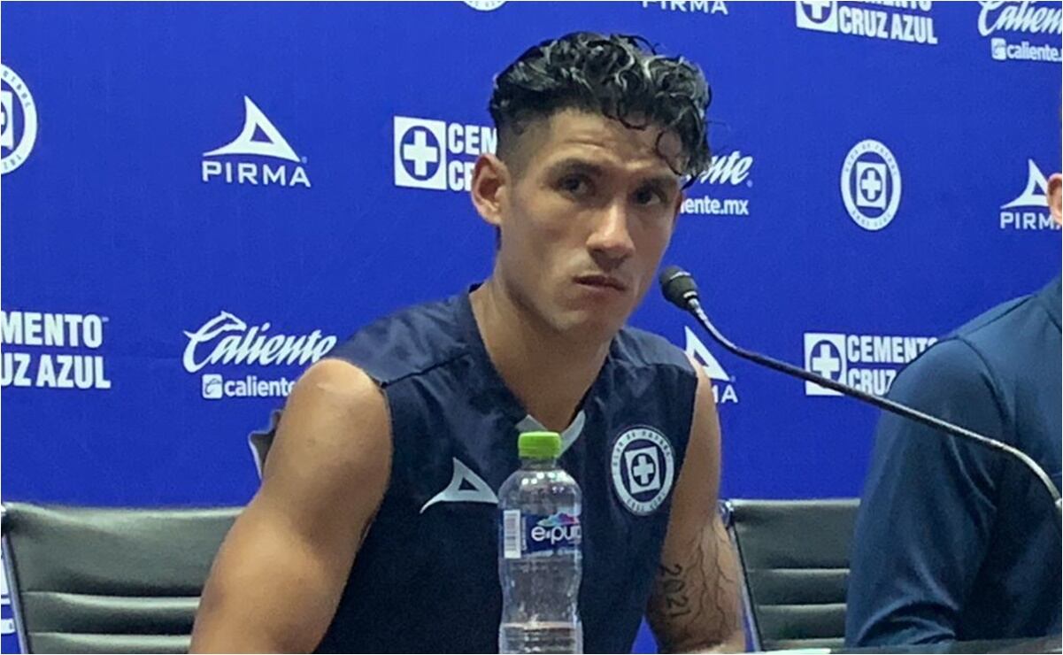 Uriel Antuna pide disculpas por besar el escudo de Cruz Azul y asegura que no fracasó con Chivas ...