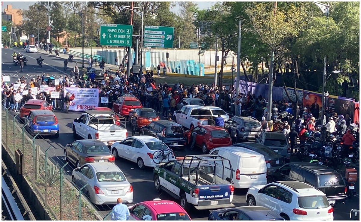 Caos vial: Comerciantes bloquean ambos sentidos de Calzada de Tlalpan ...
