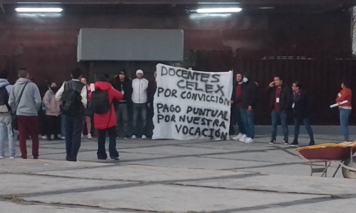 Profesores del CECyT 3 bloquean avenida Central en Ecatepec; exigen ...