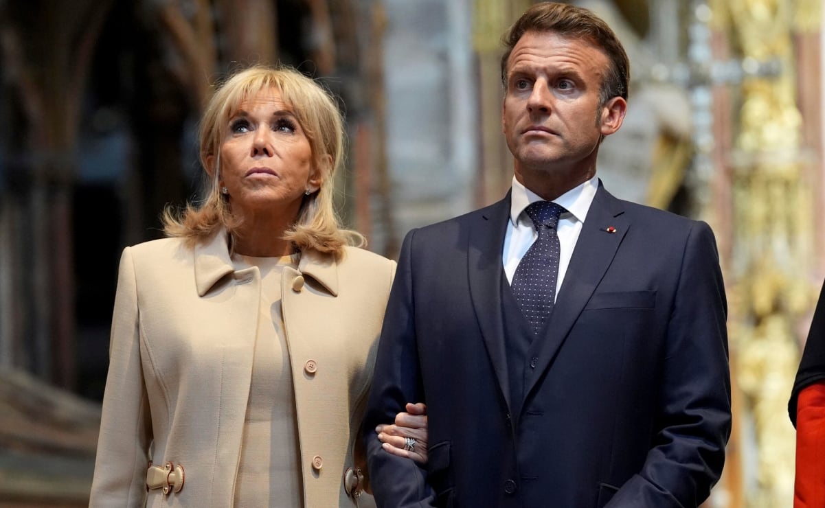 VIDEO: ¿Macron y su esposa otra vez de pleito? Brigitte desdeña la mano del presidente francés a ...