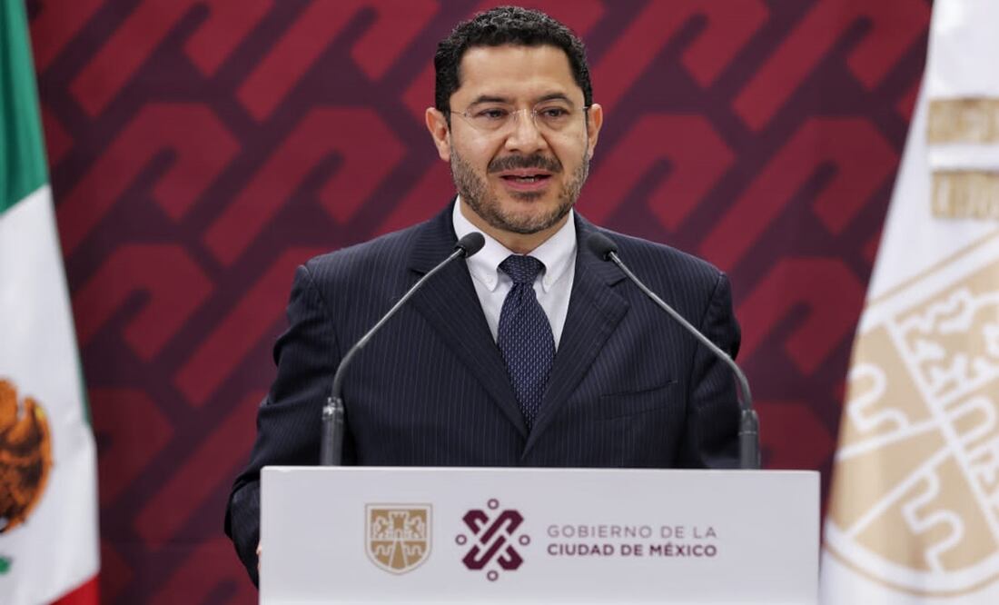 Batres entrega escrituras a 64 familias de la CDMX | El Universal