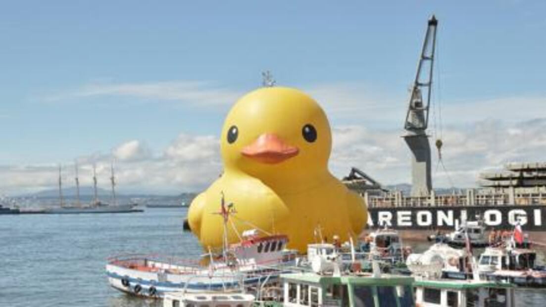 "Reviven" al "Pato de hule" gigante en Chile | El Universal