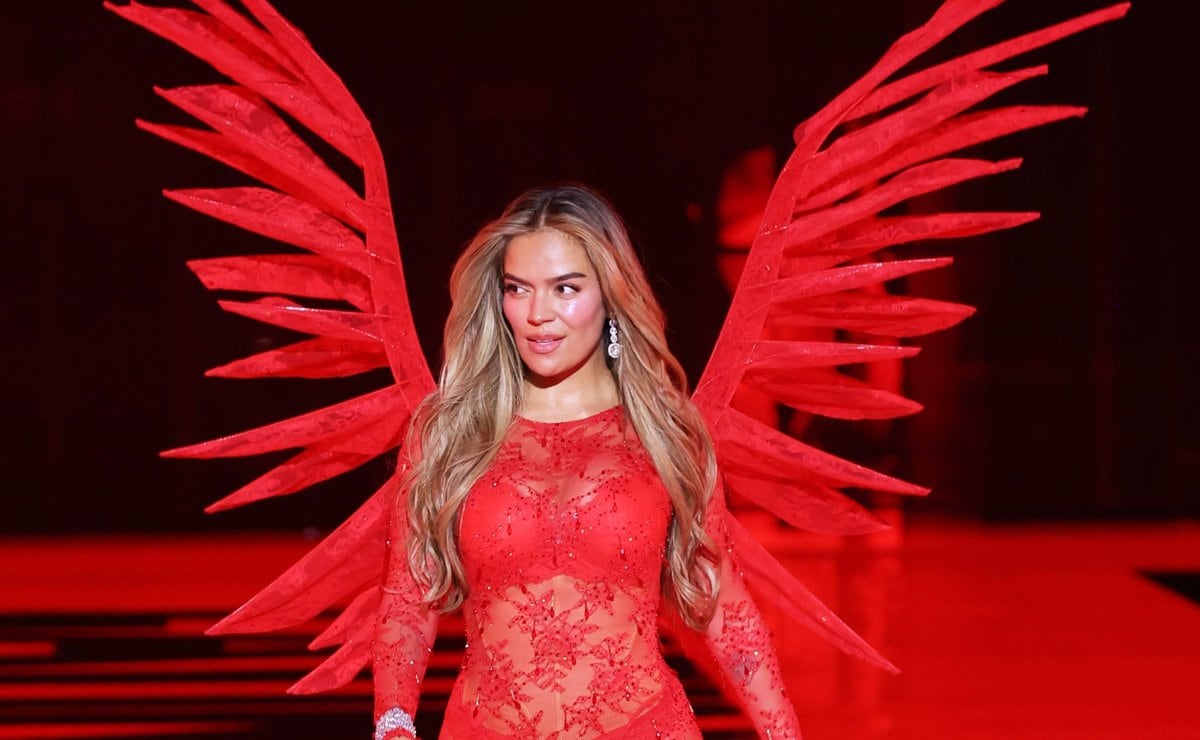 ¡De rojo!, Karol G brilla en el Victoria’s Secret Fashion Show 2025