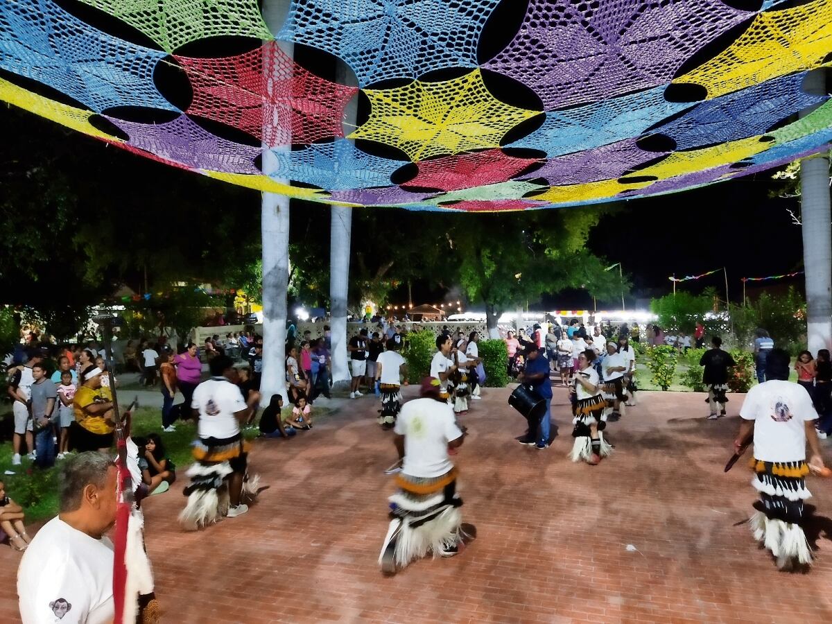 Manos que tejen un regalo para la Virgen