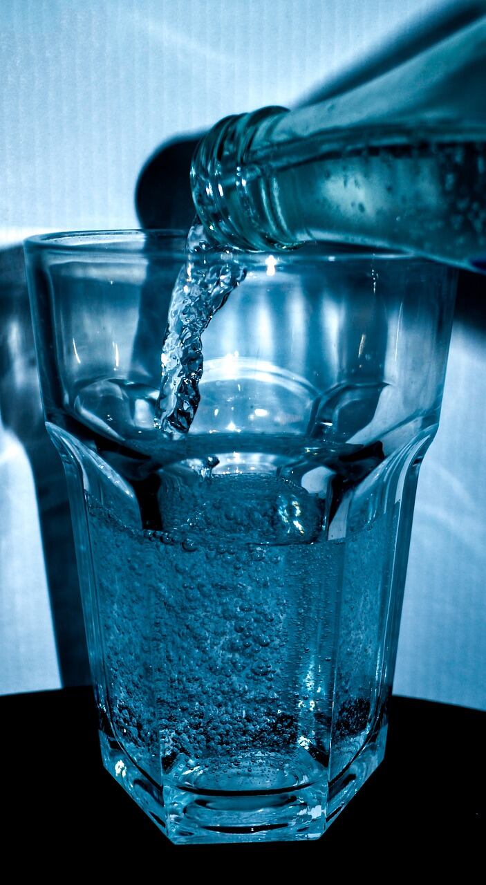 10 beneficios de beber agua con gas, según experto en nutrición