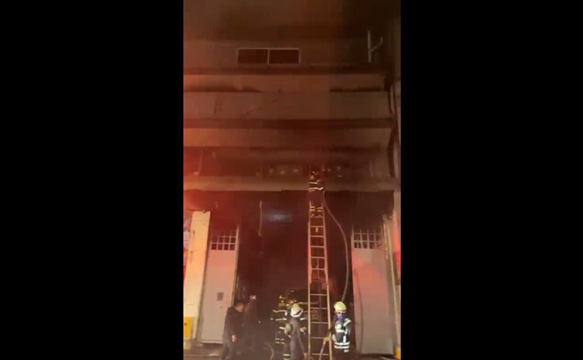 Bomberos extinguen incendio en bodega de la colonia Centro en la CDMX