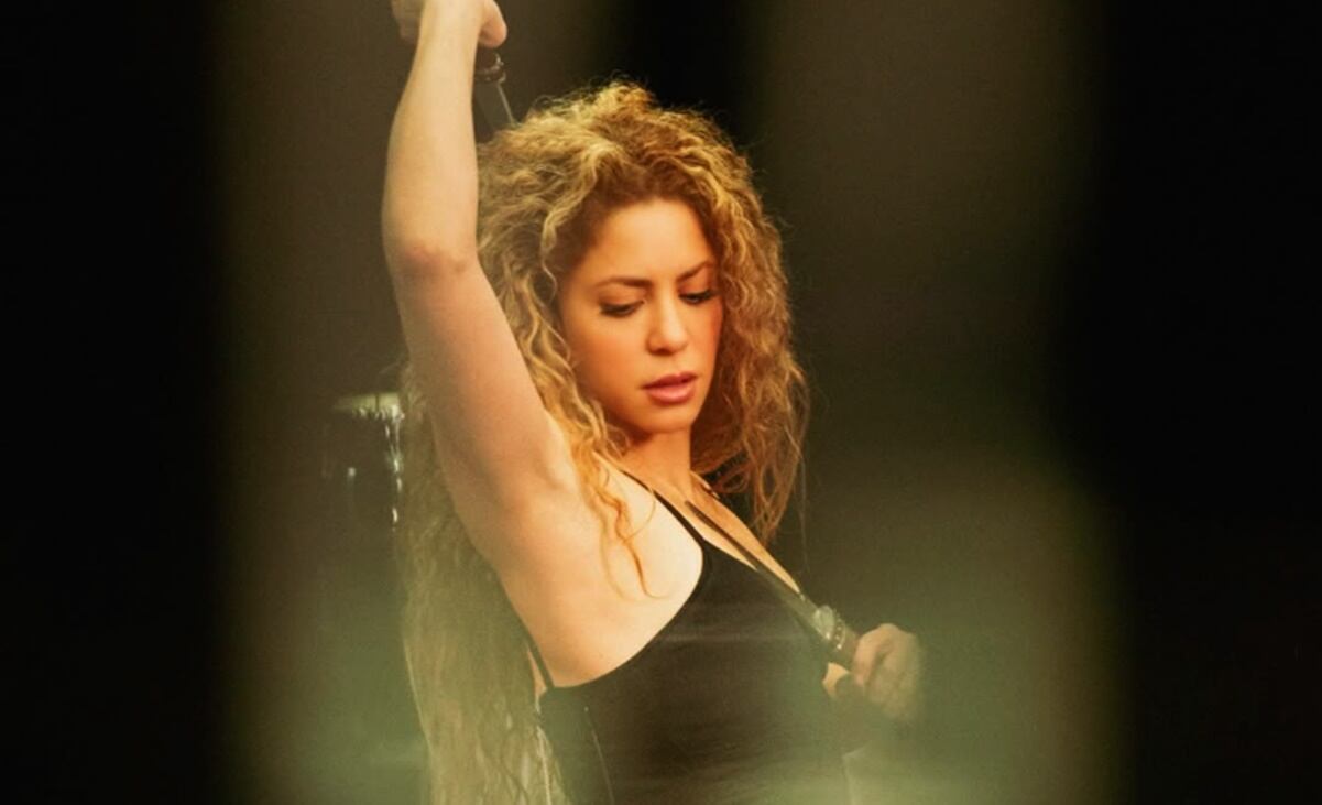 Shakira aterriza en México y sus seguidores la reciben con los brazos abiertos