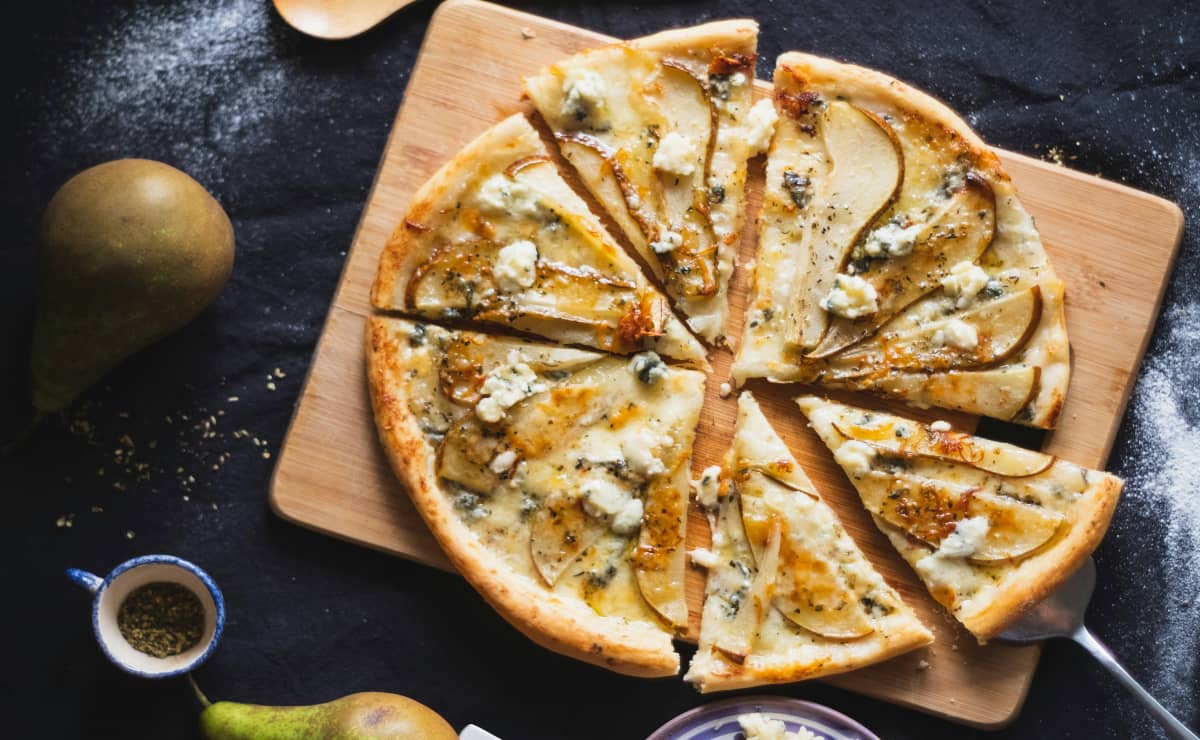 Receta: Cómo hacer pizza de pera y arúgula en casa