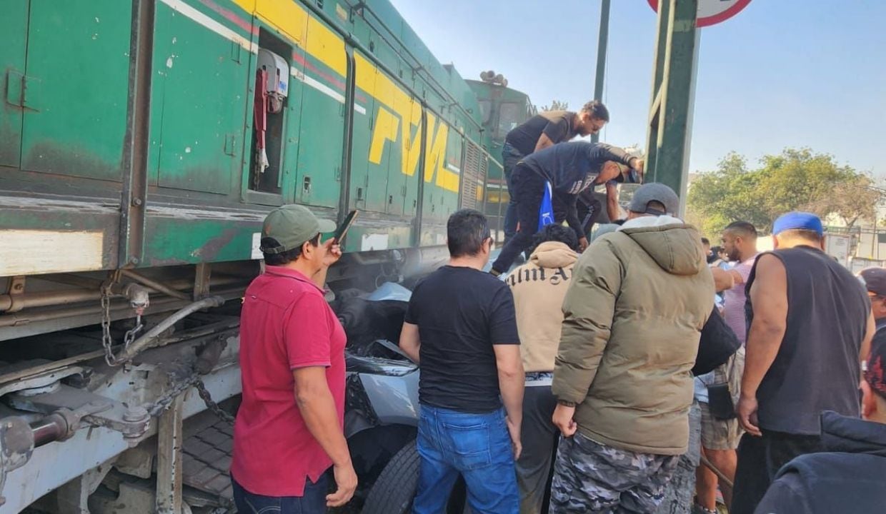 Tren impacta y arrastra automóvil en la GAM conductor resulta lesionado ...