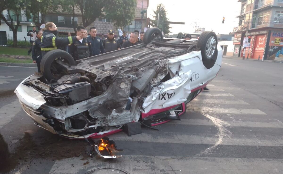 Taxista ebrio vuelca su unidad en Iztacalco; choca contra camellón y es ...