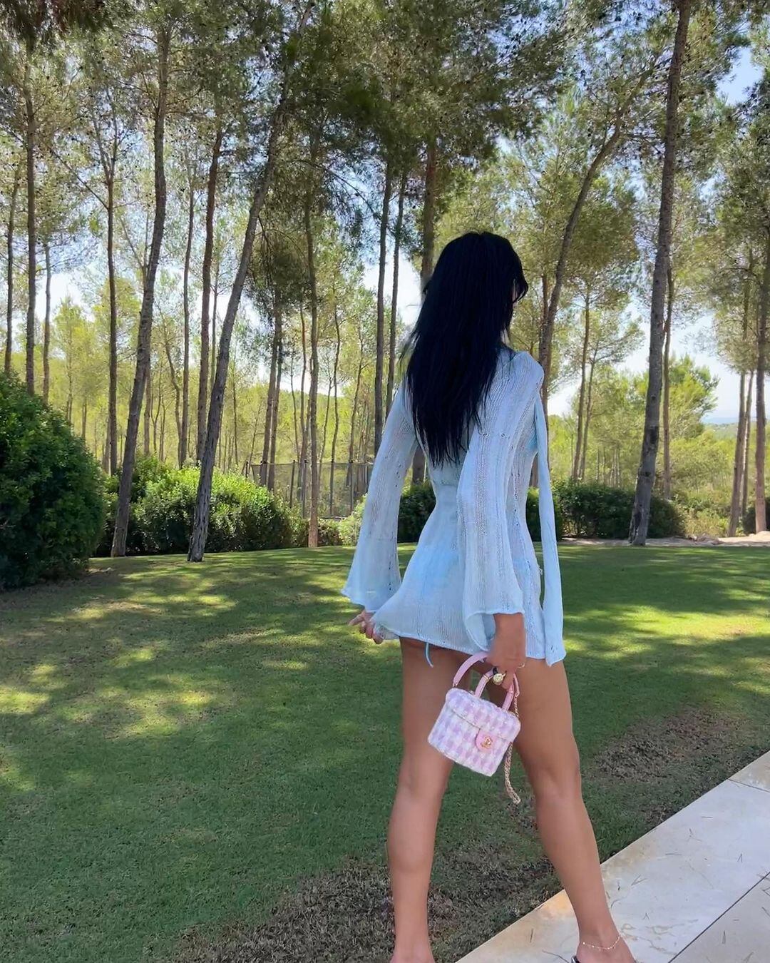 Dua Lipa luce sensual look de playa con microvestido y plataformas