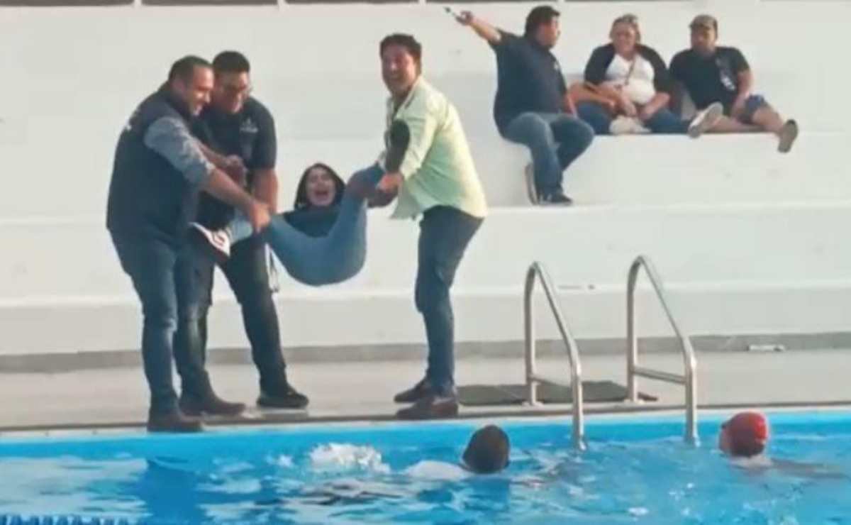 VIDEO: Funcionarios celebran y nadan con ropa en alberca pública de ...