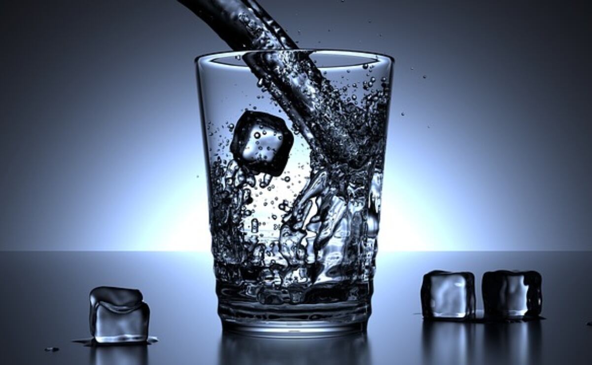 ¿Qué pasa si tomas agua helada en época de calor?