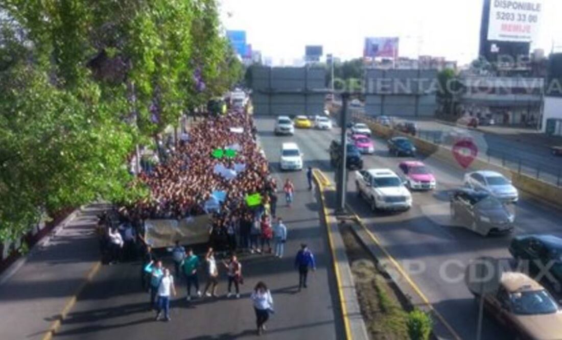 Marchan alumnos de Voca 12 sobre Circuito Interior | El Universal