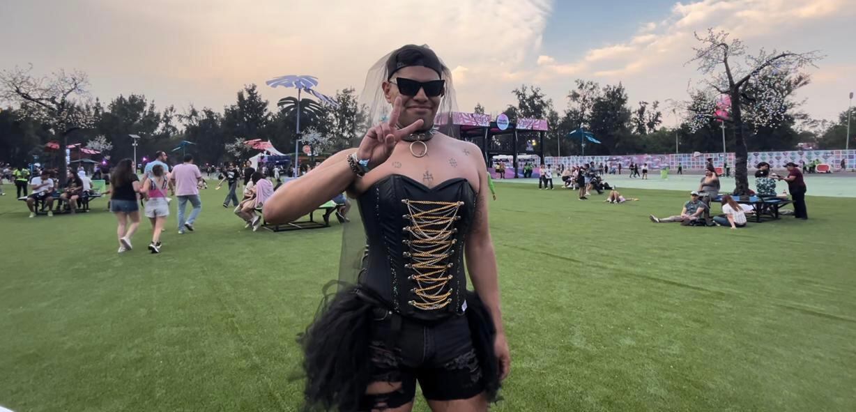 ¡Ni el calor ni la lluvia los detuvo! Estos outfits arrasaron durante ...