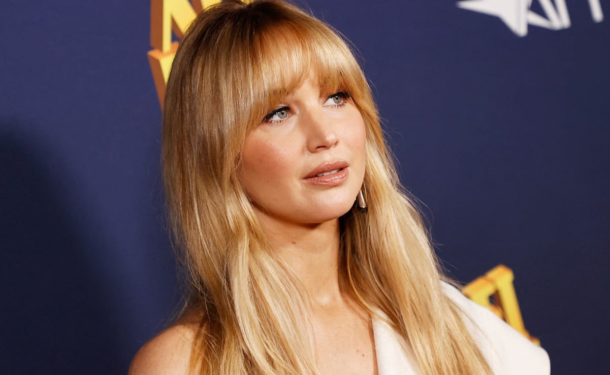 Jennifer Lawrence deslumbra en la alfombra roja mientras muestra su ...