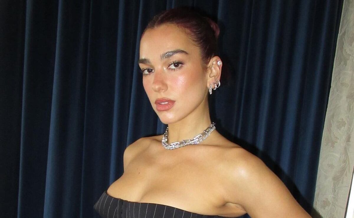 Dua Lipa luce original pantalón de piel con abertura en la cadera