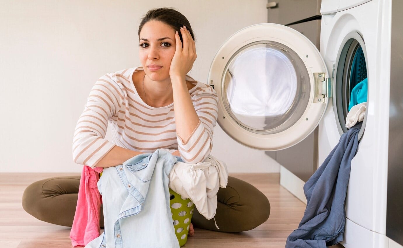 ¿Cómo eliminar el olor a humedad de la ropa? Descubre el truco infalible