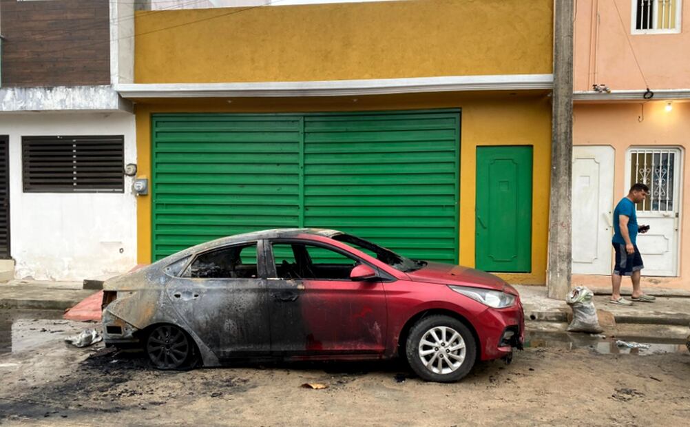 FOTOS: Amanecen autos y negocios incendiados en Tabasco tras la captura del líder de “La ...