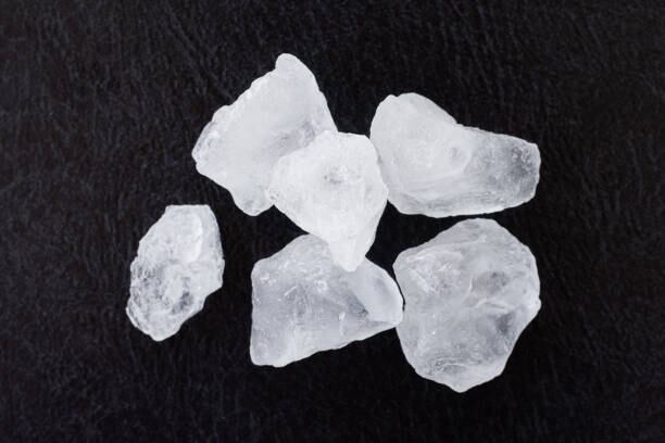 Cómo usar la piedra de alumbre para tener pies bonitos