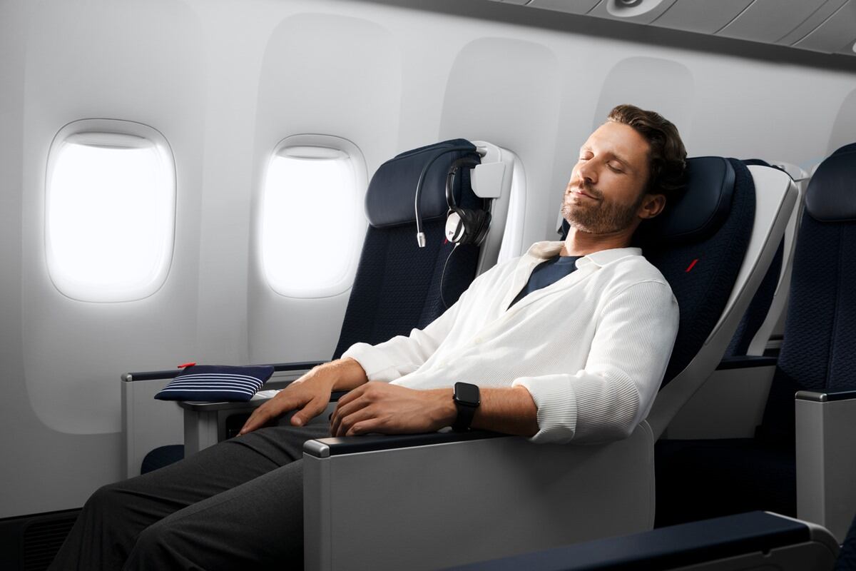 ¿Qué es la clase Premium Economy y qué beneficios tiene?
