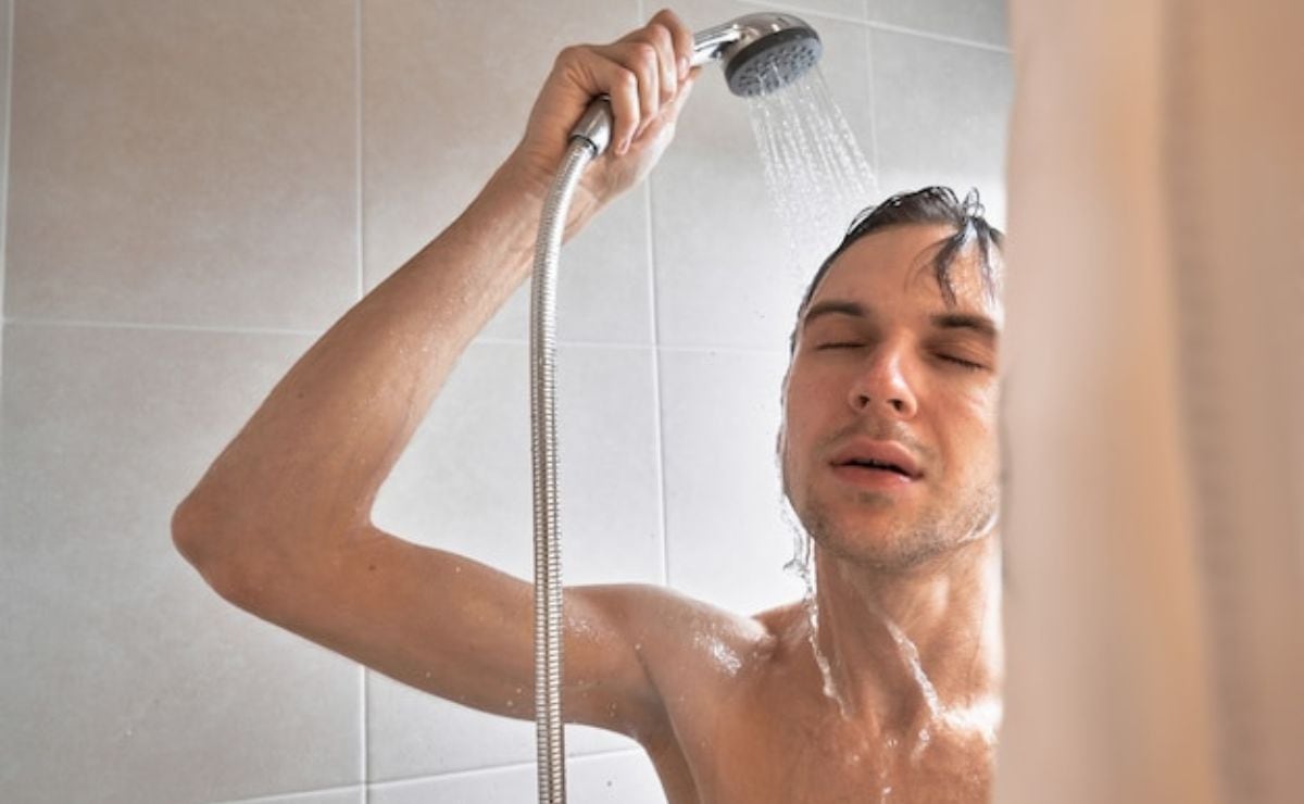¿Bañarse con agua fría o caliente?; esto conviene más para la salud