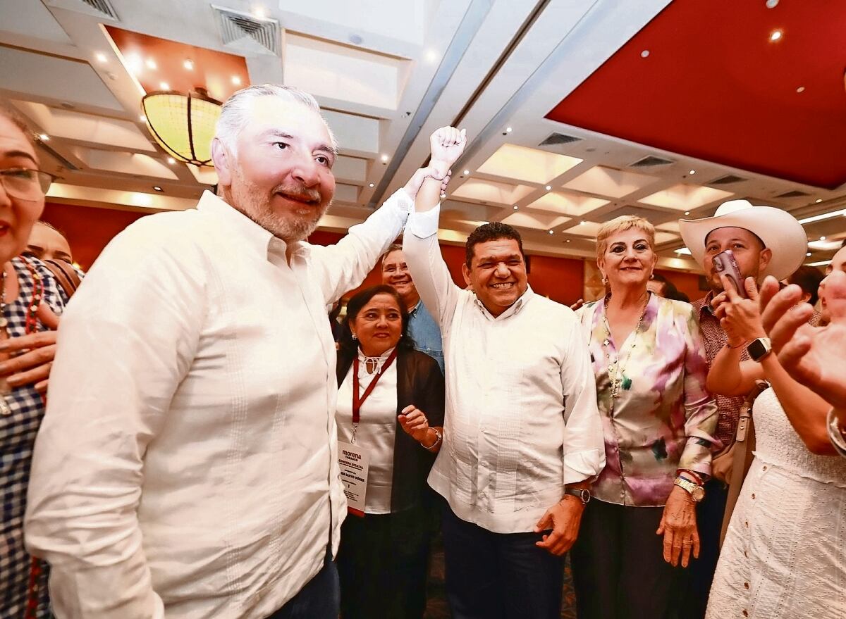 “Todo sea por la causa”... se dan el abrazo Adán Augusto y Javier May ...