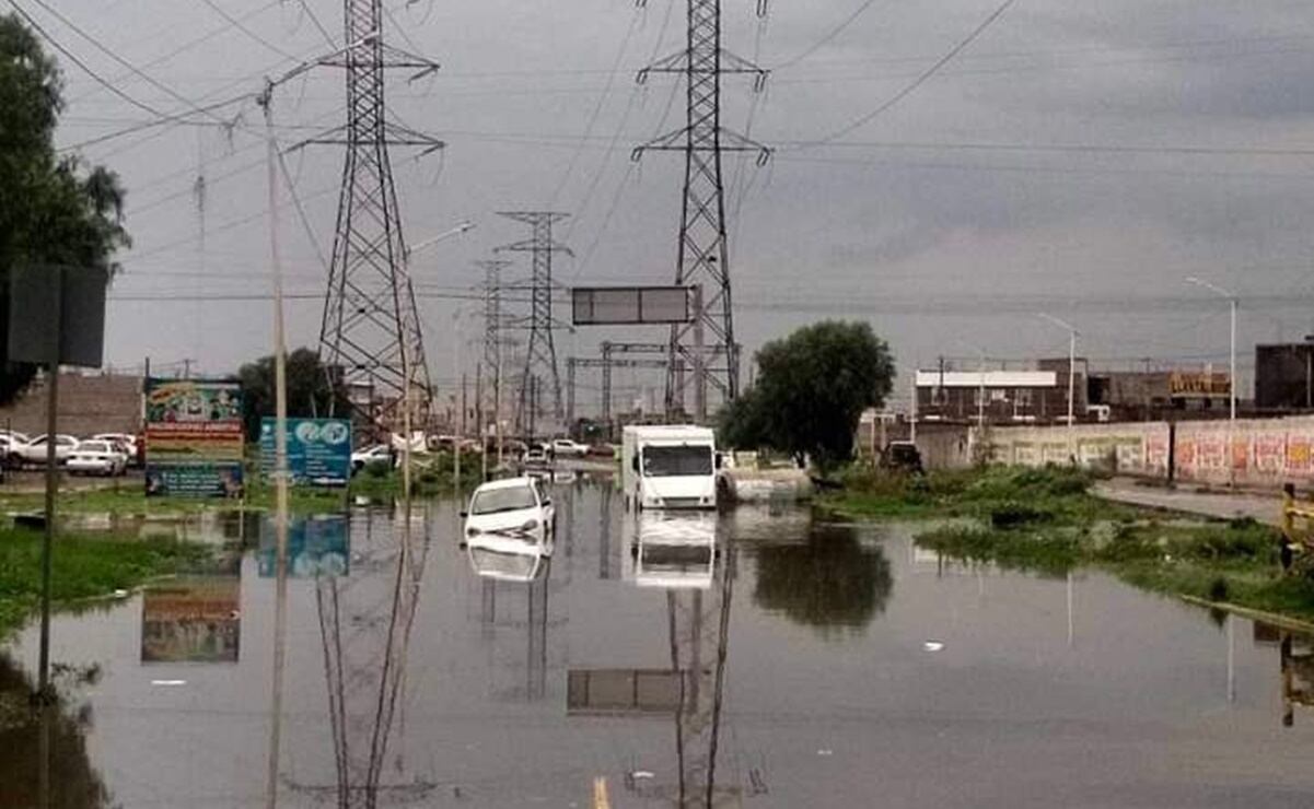Lluvia provoca inundaciones en tramo de la México-Pachuca en Edomex
