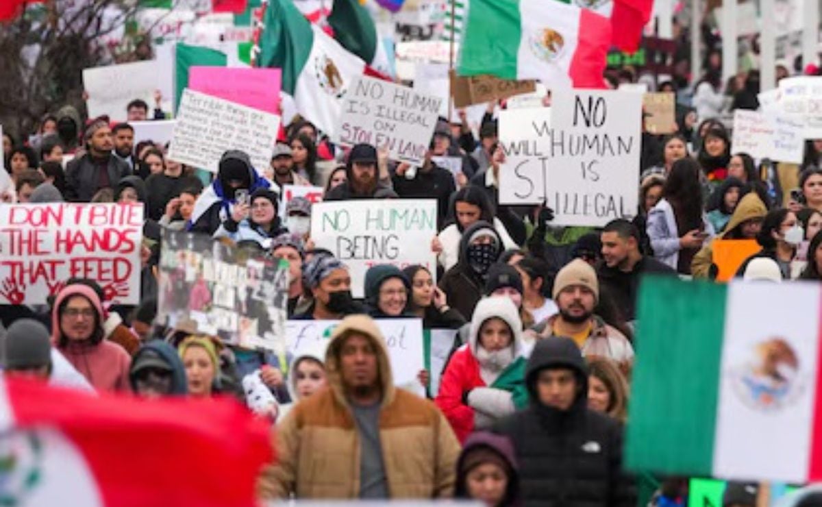 Mexicanos queman banderas en protesta por deportaciones; el reclamo se ...