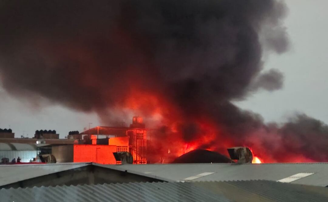 Se registra fuerte incendio en bodega cercana al Mercado de Jamaica