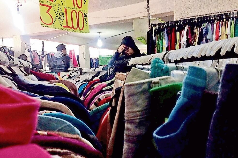 ¿De dónde viene la ropa de "paca" y por qué es más barata?