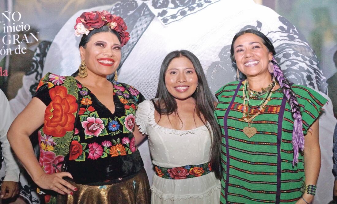 Entre selfies, Yalitza regresa feliz a su tierra